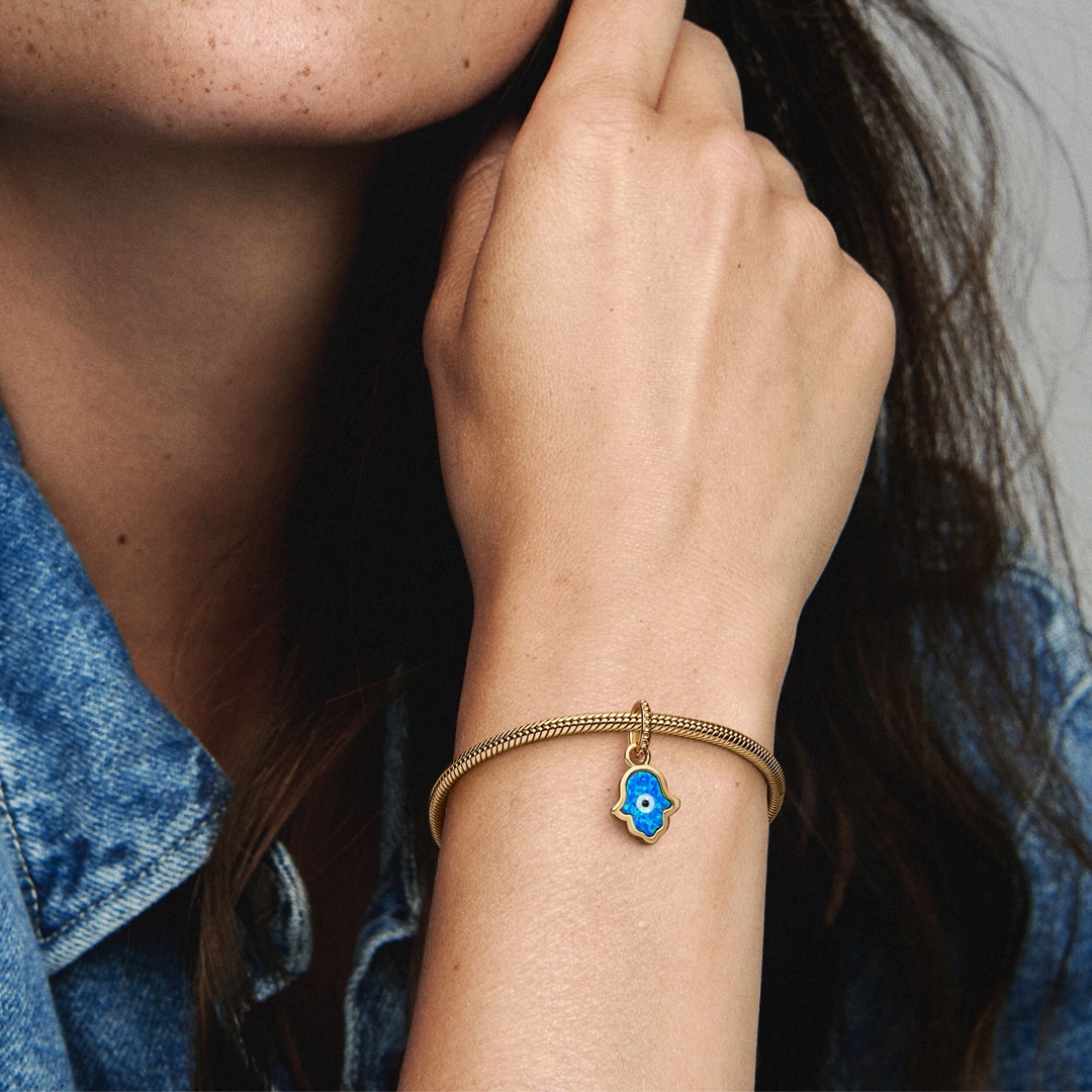 Pandora Gold Moments Schillernde Blaue Hand der Fatima Charm-Anhänger